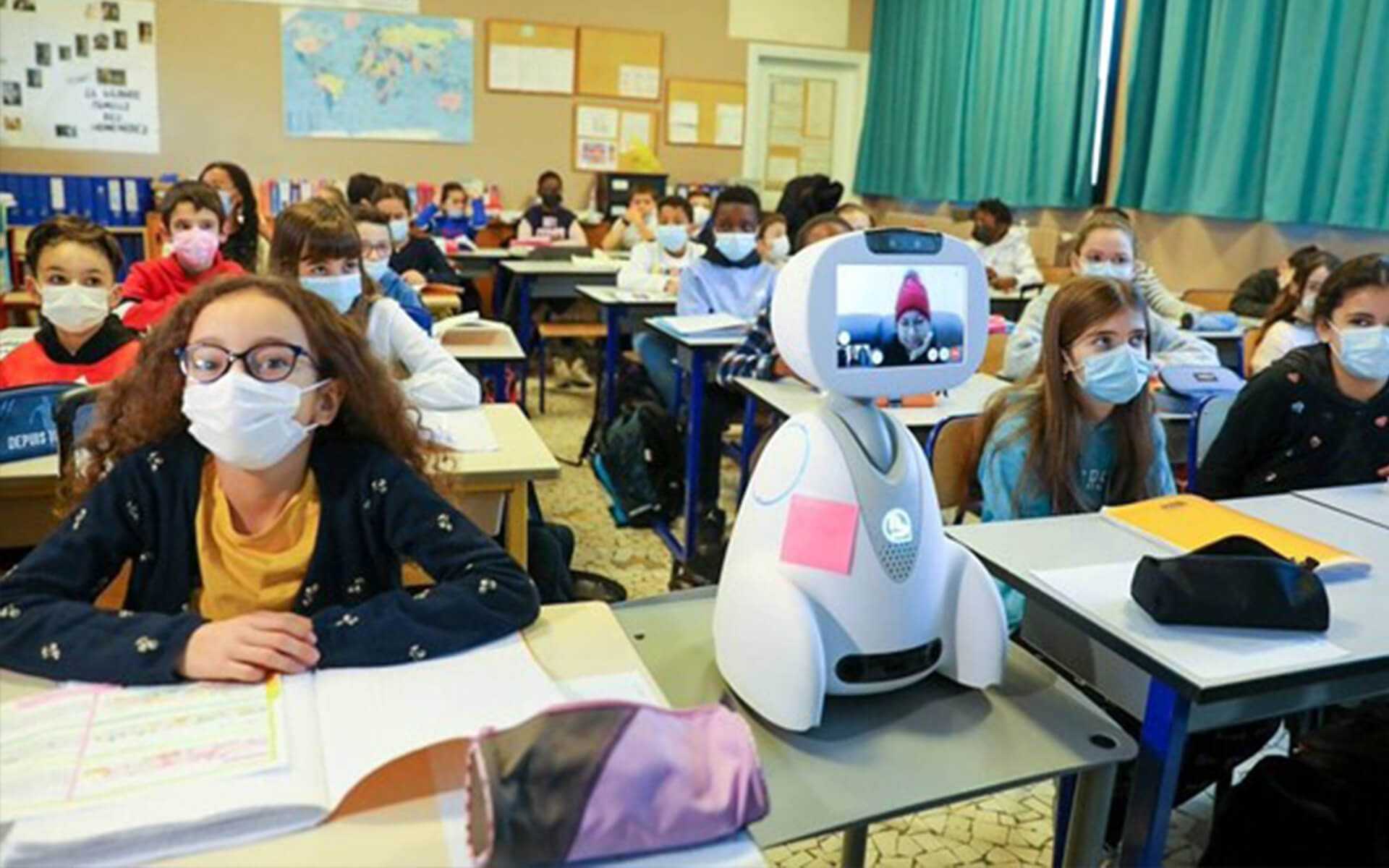 Transformez l'Éducation & l'Accueil avec la Robotique | Blue Frog Robotics